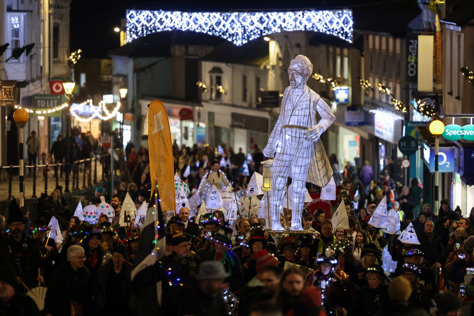 Hundreds sing Happy Birthday to a statue at Humphry Davy Lantern Parade ...